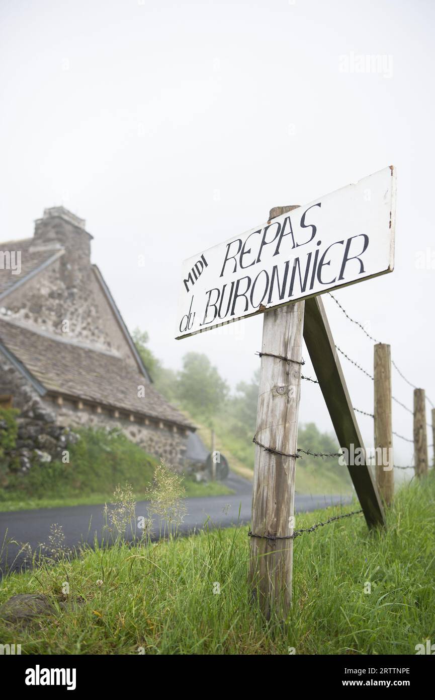 FRANCE, CANTAL (15) AUVERGNE, LUNCH AT BURON Stock Photo - Alamy