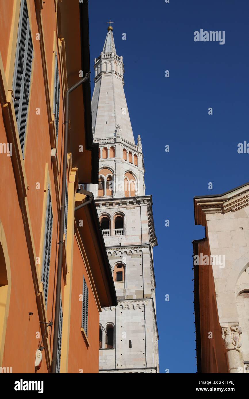 Tower of Ghirlandina (Garland), Modena, Emilia-Romagna, Italy ...
