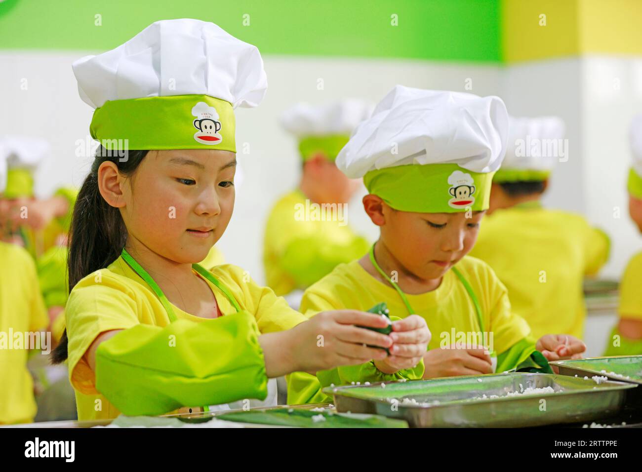 China kindergarten cooking hi-res stock photography and images - Alamy