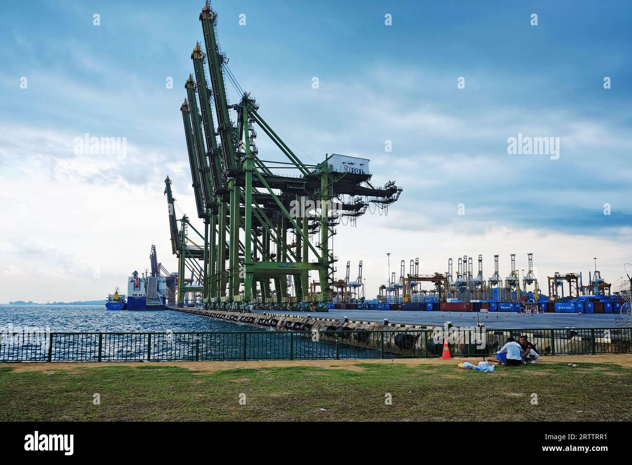 Gantry crane operator asia hi-res stock photography and images - Alamy