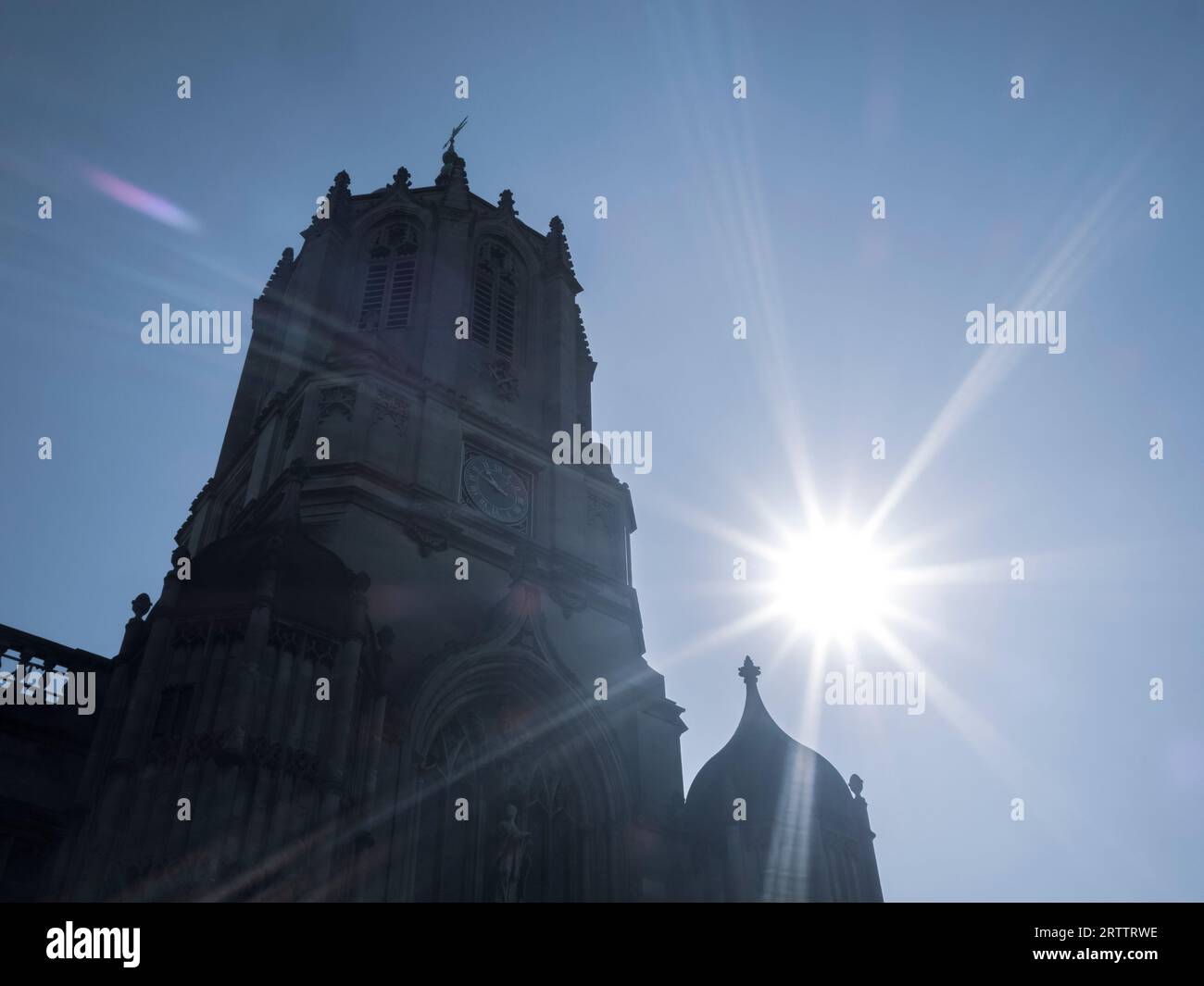 Sun behind Tom Tower, Christchurch College, University of Oxford ...