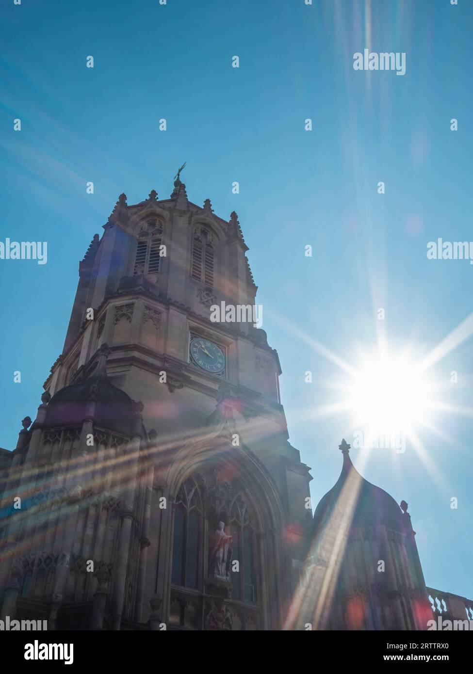 Sun behind Tom Tower, Christchurch College, University of Oxford ...