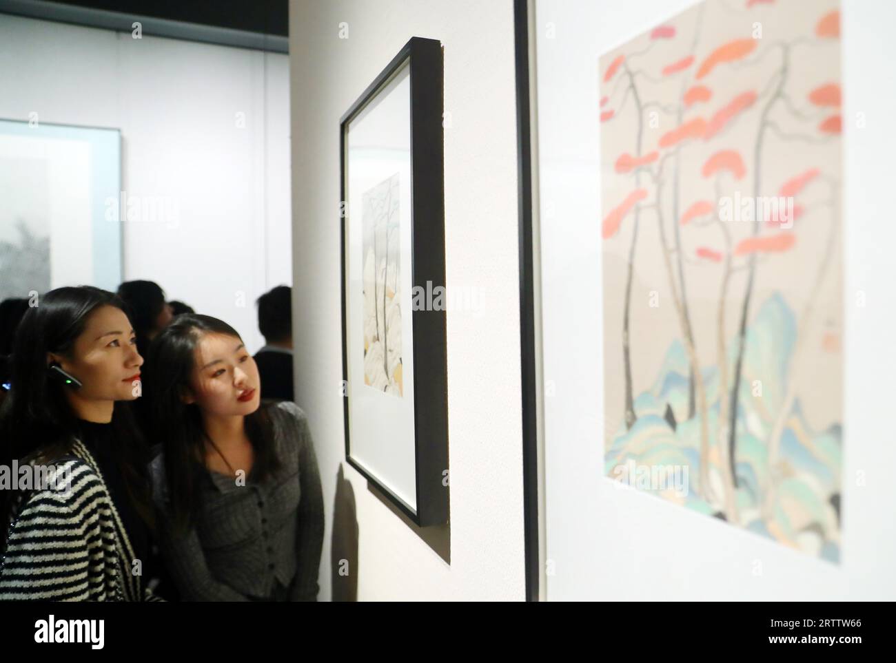 People visit the Exhibition on Ink Art of Post-Lingnan School at ...