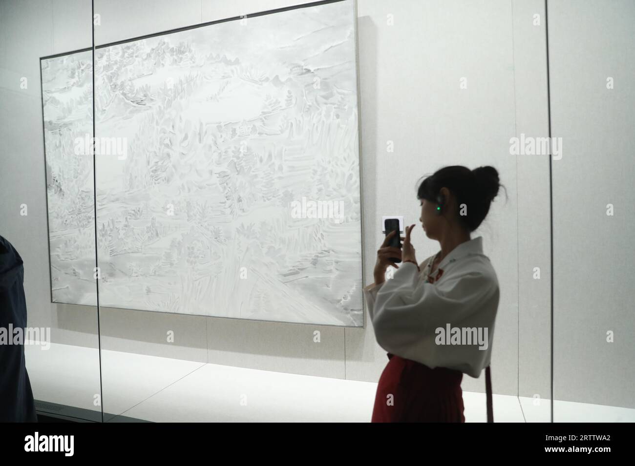 People visit the Exhibition on Ink Art of Post-Lingnan School at ...