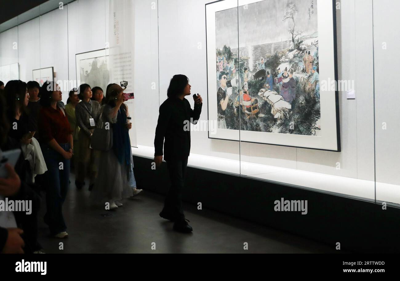 People visit the Exhibition on Ink Art of Post-Lingnan School at ...