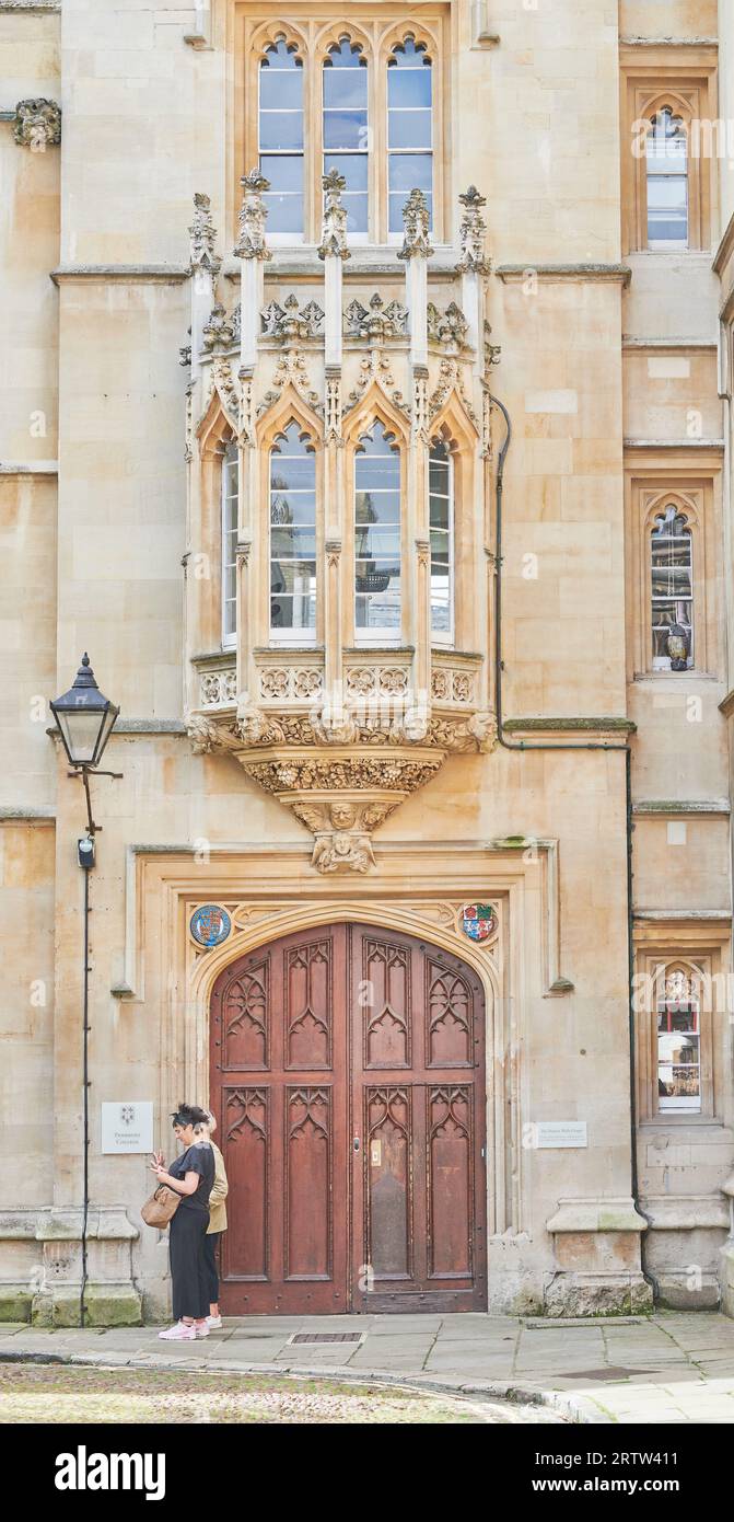 Entrance door to Pembroke College, University of Oxford, England Stock ...