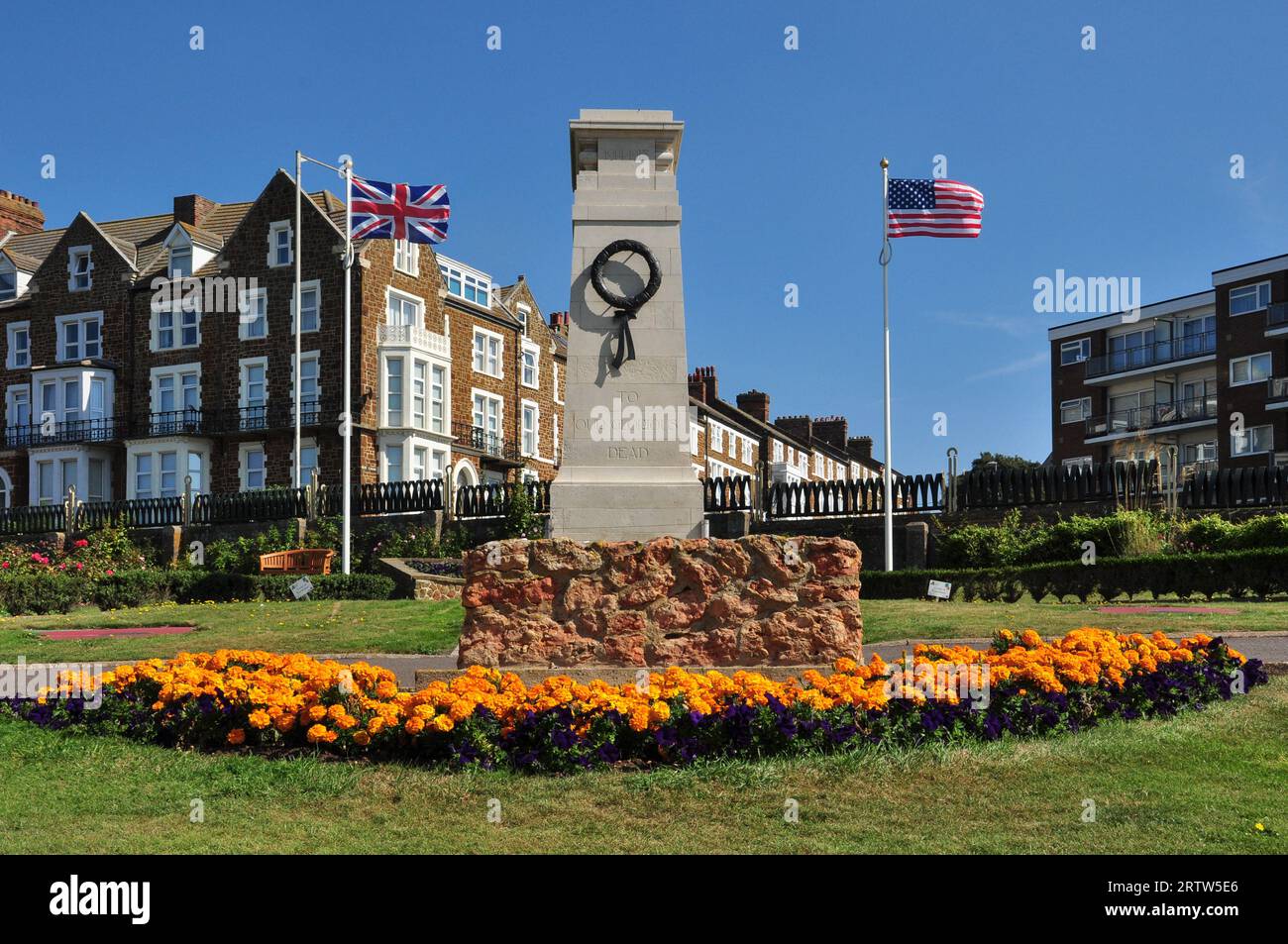 War memorial with British and American flags, Reis Leming Way, Cliff ...