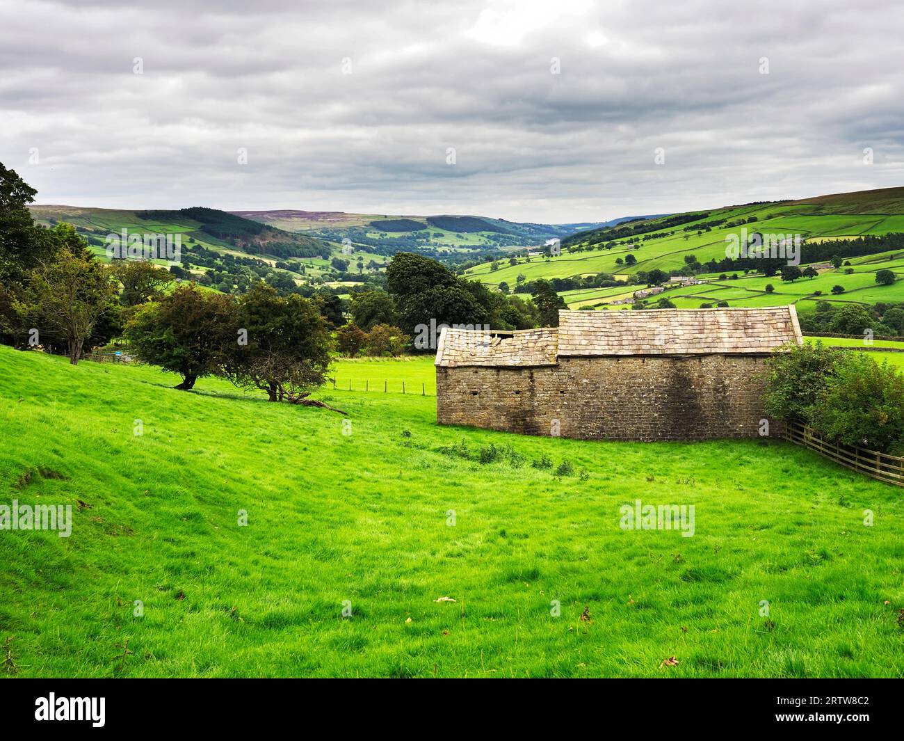 Field Barn from the Nidderdale Way near Middlesmoor in Upper Nidderdale ...