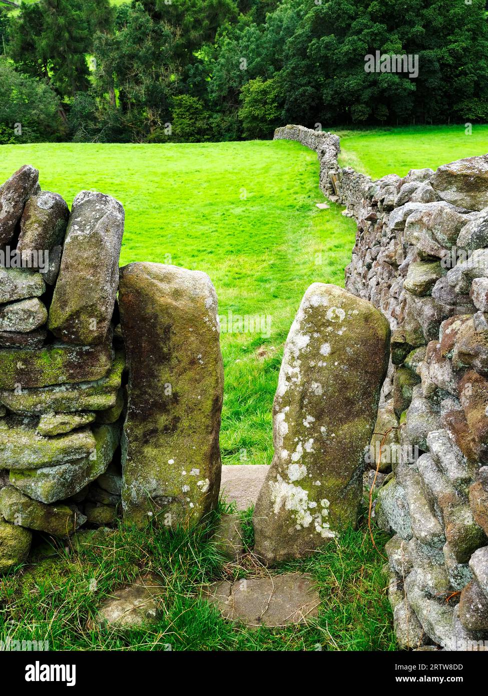 Narrow gap in stone wall hi-res stock photography and images - Alamy