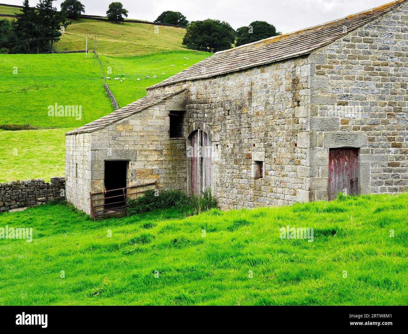 Field barn along the Nidderdale Way between Wath and Heathfield ...