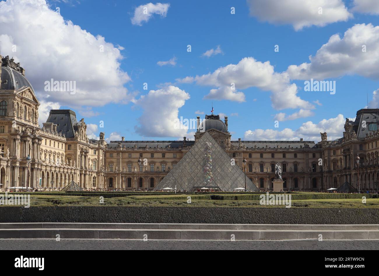 Louvre, Paris, France. Louvre pyramid Stock Photo - Alamy