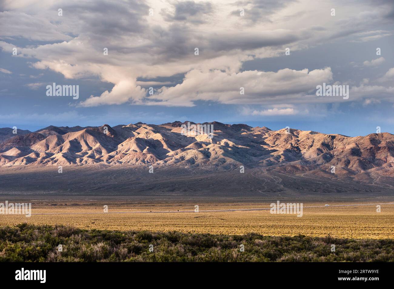 Highway 50 in Nevada desert Stock Photo - Alamy