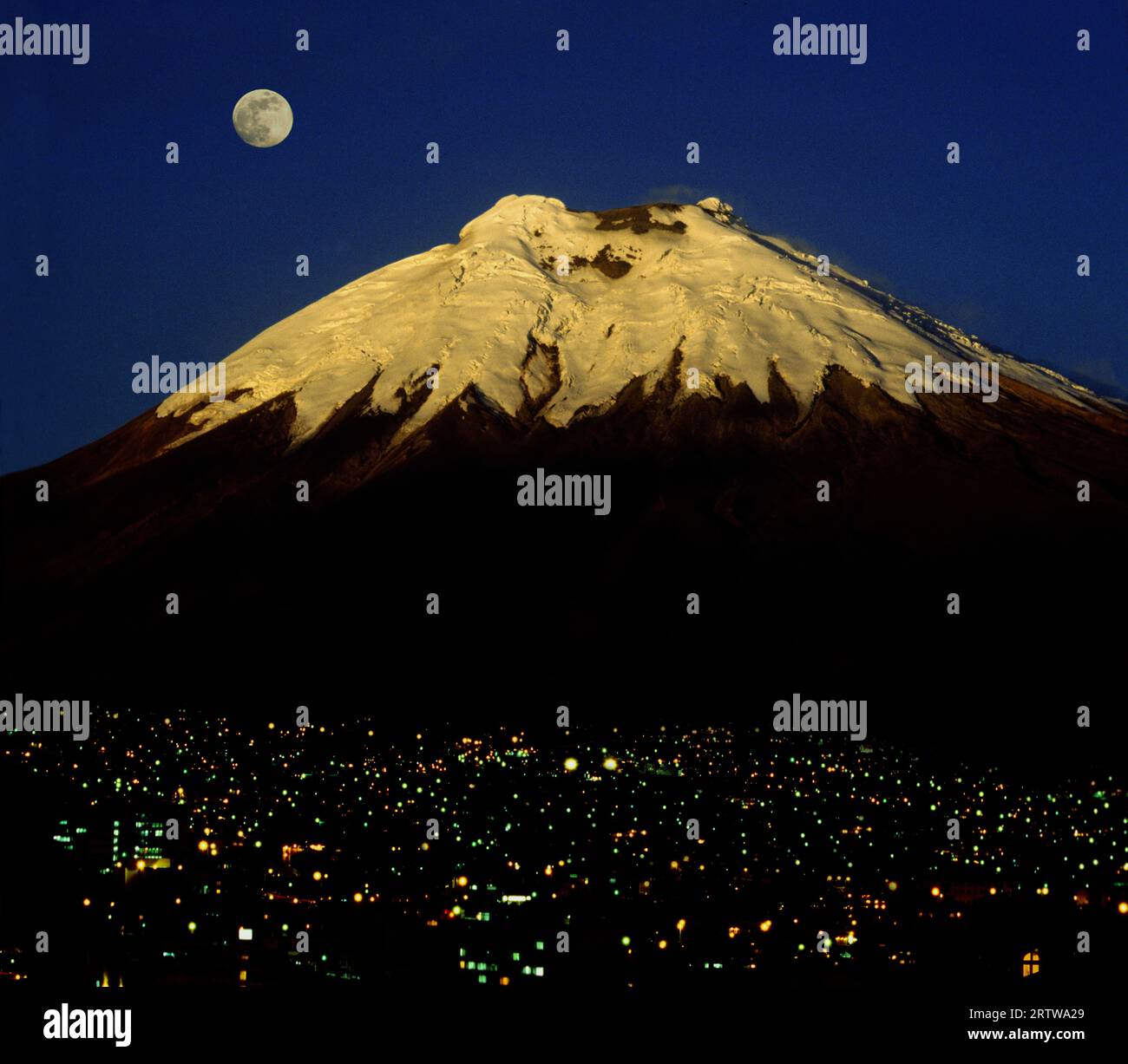 Cotopaxi vulcano ecuador hi-res stock photography and images - Alamy