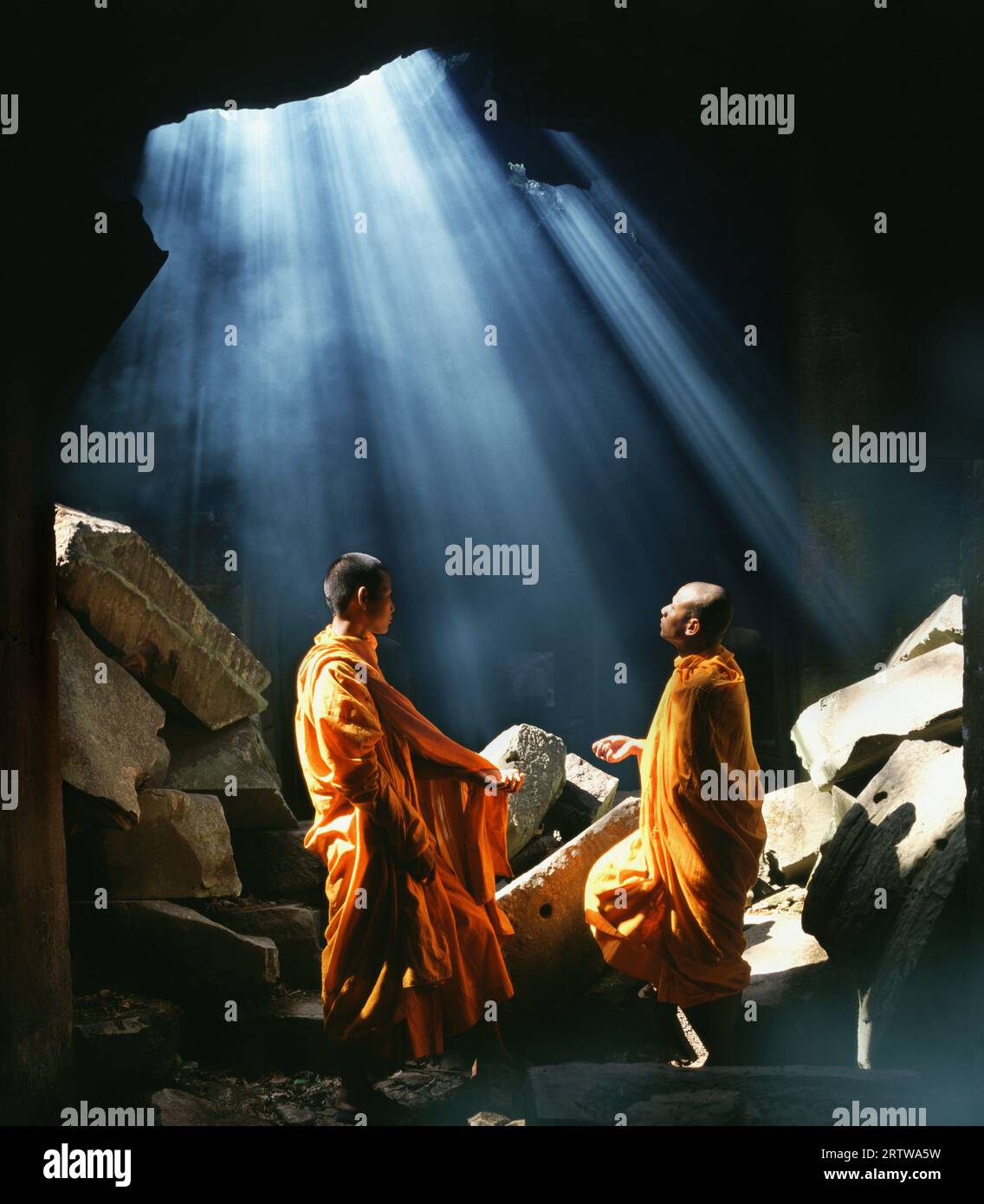 Angkor wat monks and ta prohm hi-res stock photography and images - Alamy