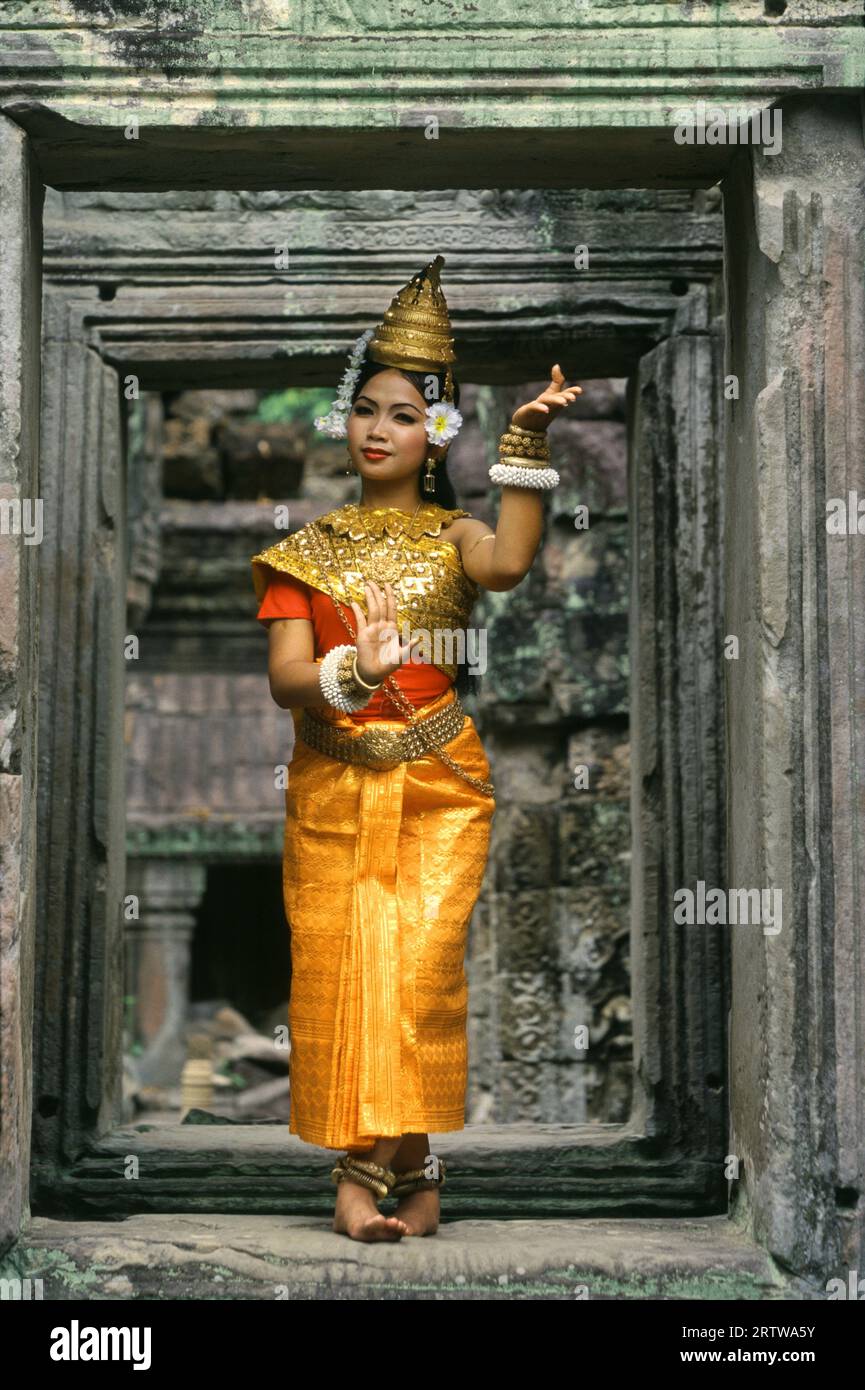 Temple dancer, Ta Prom temple Stock Photo - Alamy