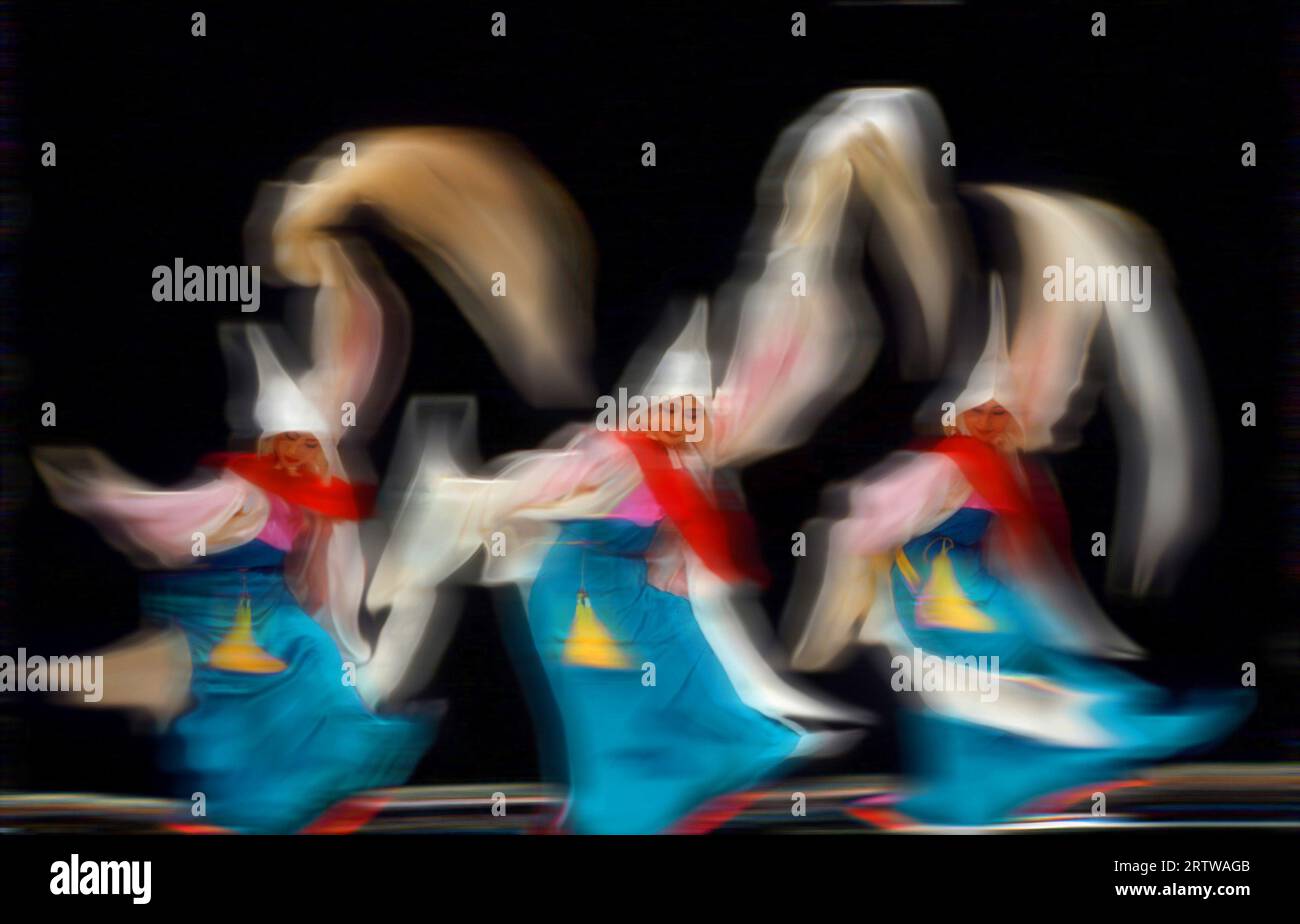 Hanbok dance hi-res stock photography and images - Alamy