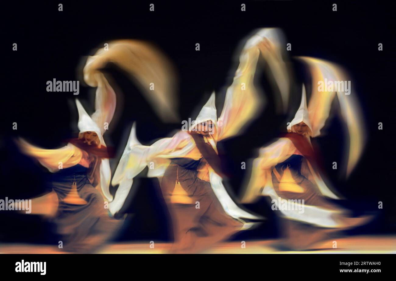 Hanbok dance hi-res stock photography and images - Alamy