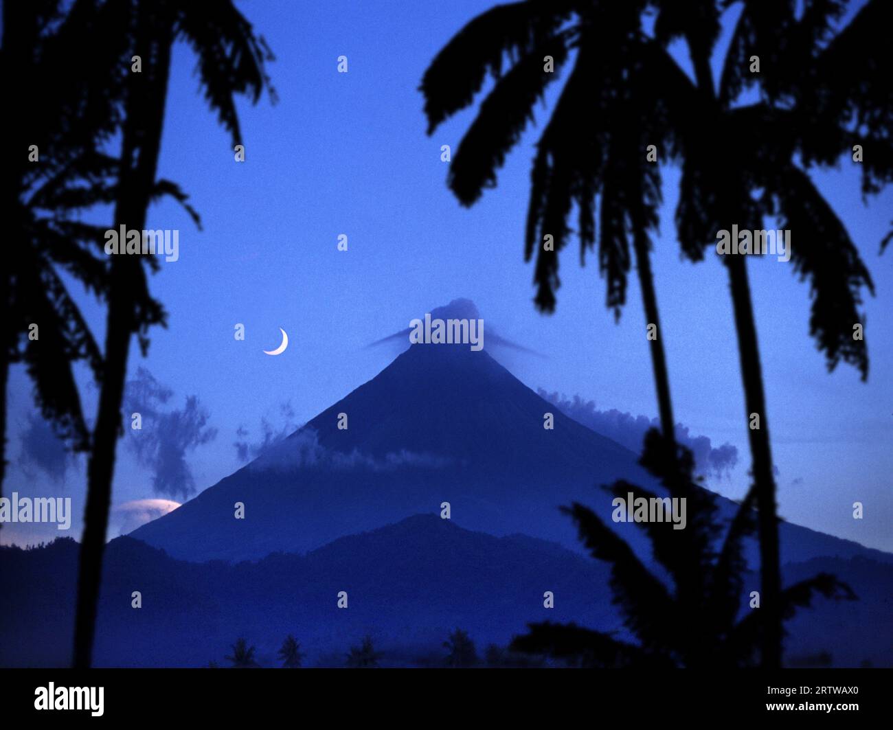 Mayon volcano near Legazpi City Stock Photo - Alamy