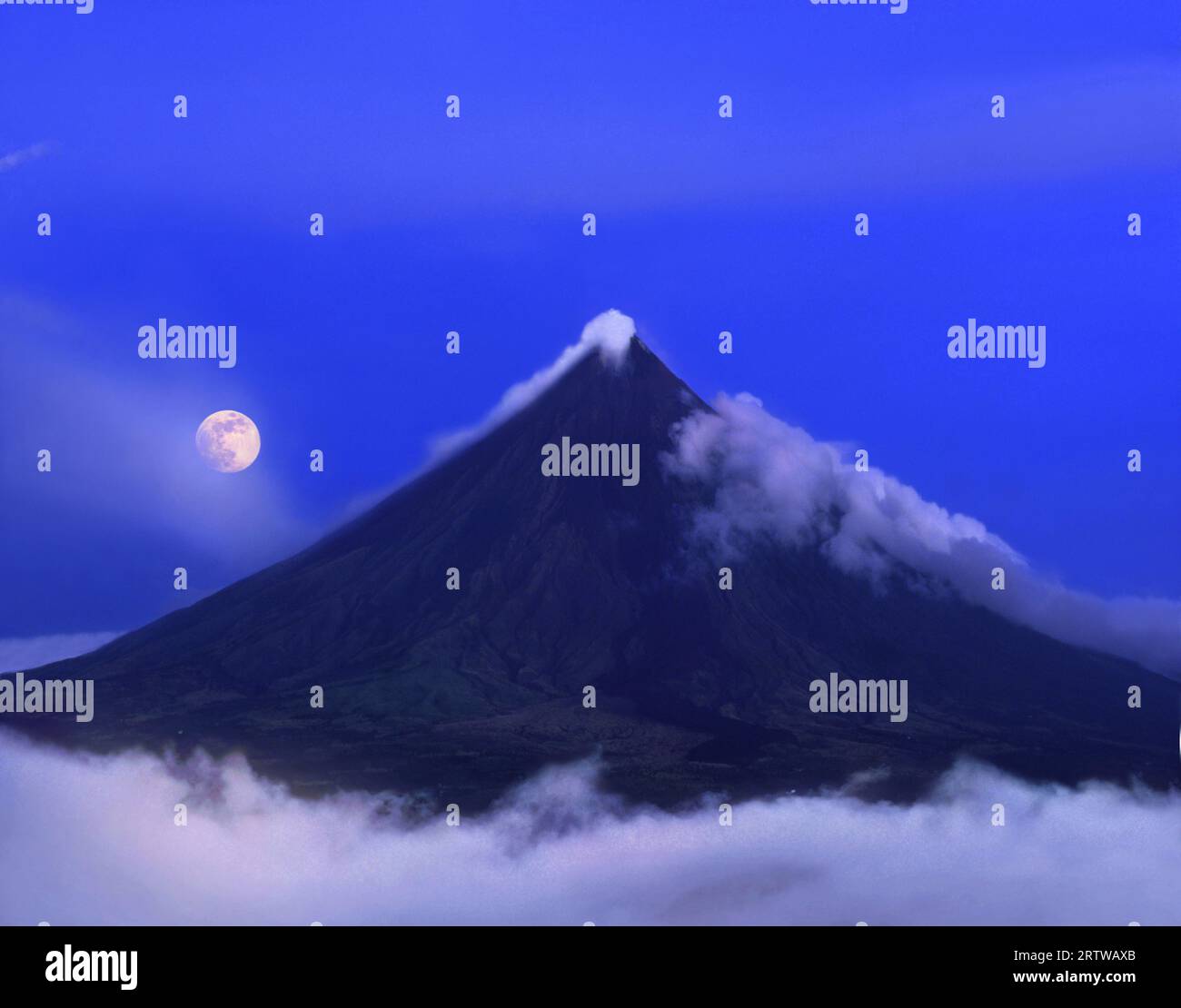 Mayon volcano near Legazpi City Stock Photo - Alamy