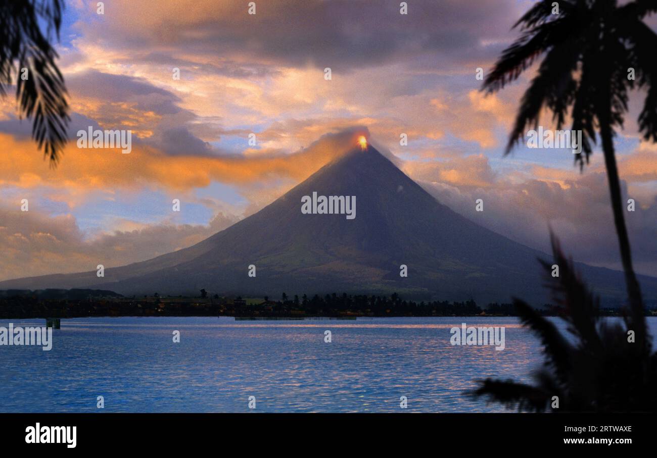 Mayon volcano near Legazpi City - eruption at sunset Stock Photo - Alamy