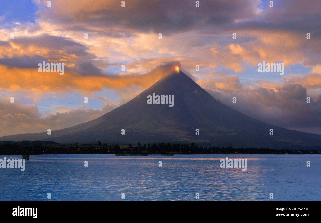 Mayon volcanic eruption hi-res stock photography and images - Alamy