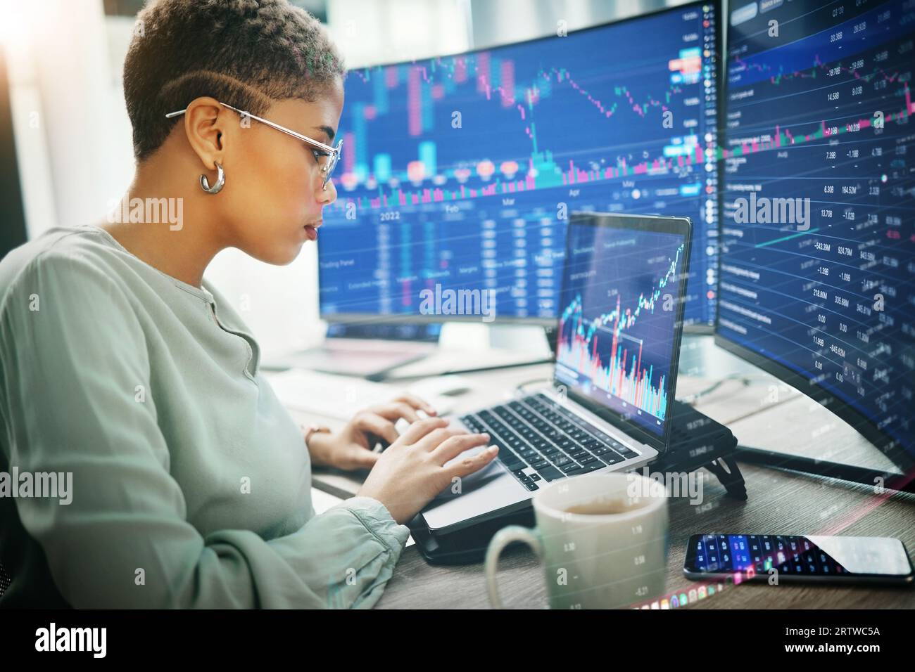 Reading data charts and graphs hi-res stock photography and images - Alamy
