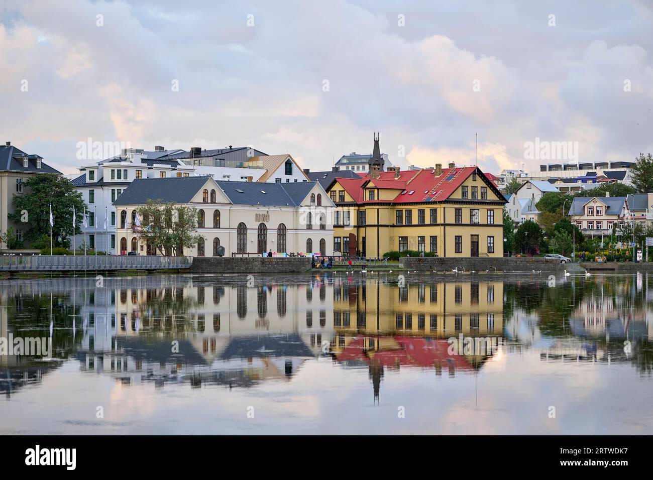 Buildings on shore hi-res stock photography and images - Alamy
