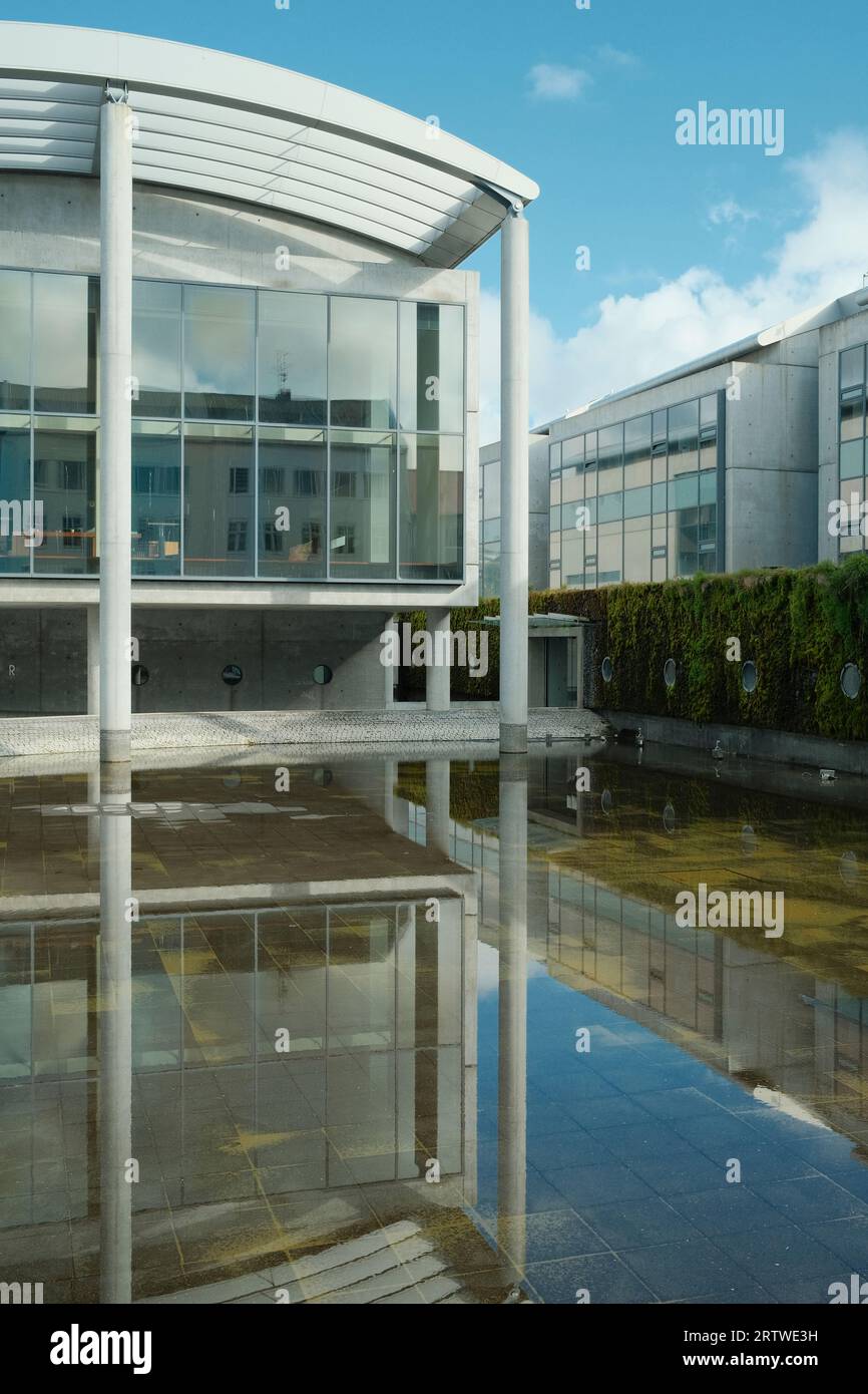 Contemporary building with fountain reservoir Stock Photo - Alamy