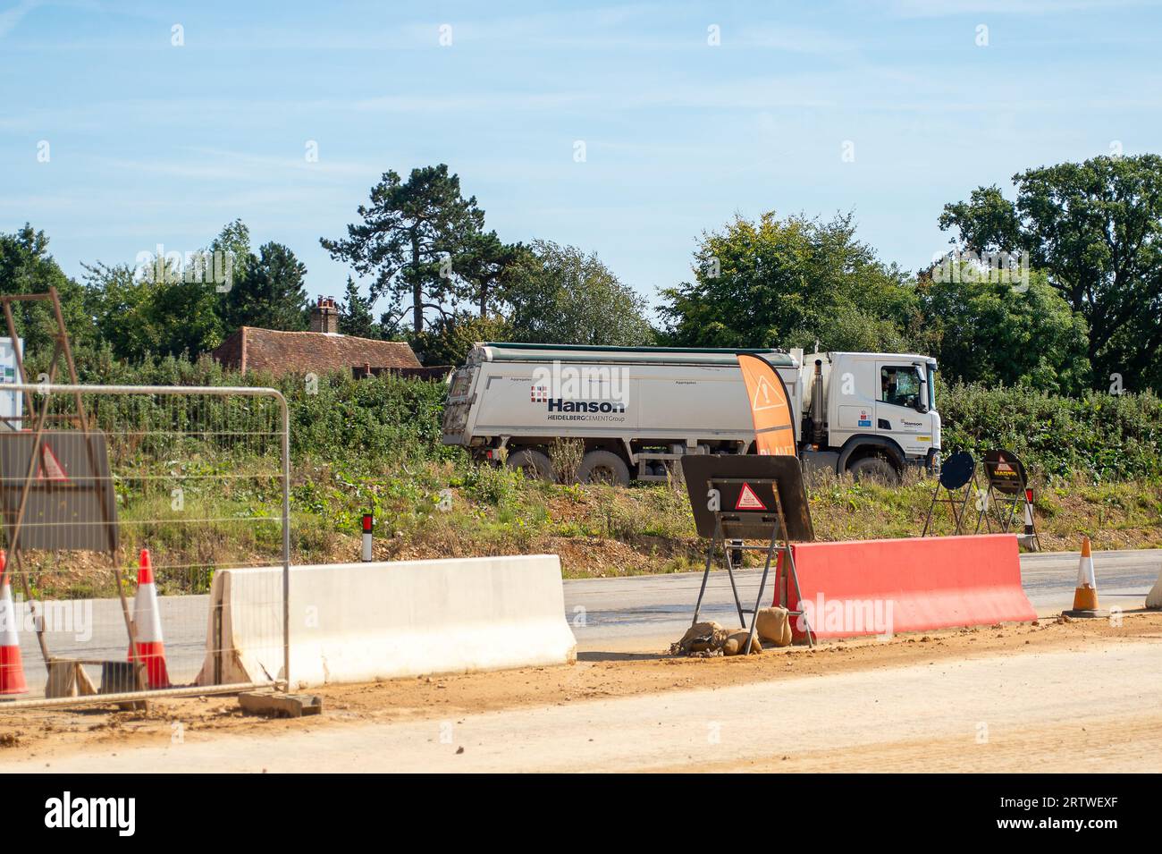 Great Missenden. 14th September, 2023. A Hanson lorry crosses Leather ...