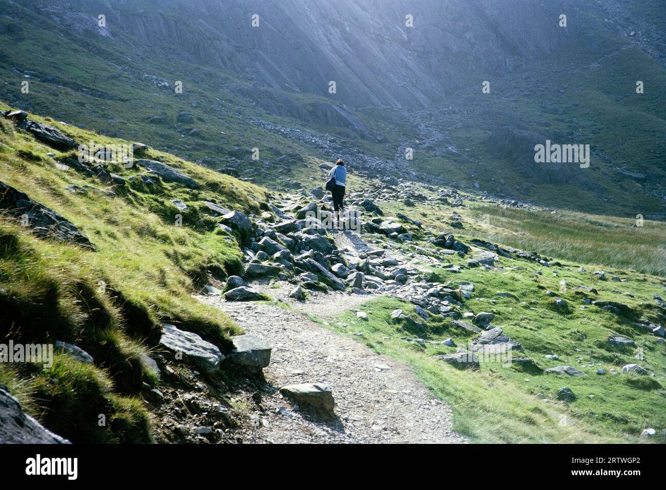 Walking around Llyn Y Cwn, Llyn Idwal lake, Cwm Idwal, Glyderau ...