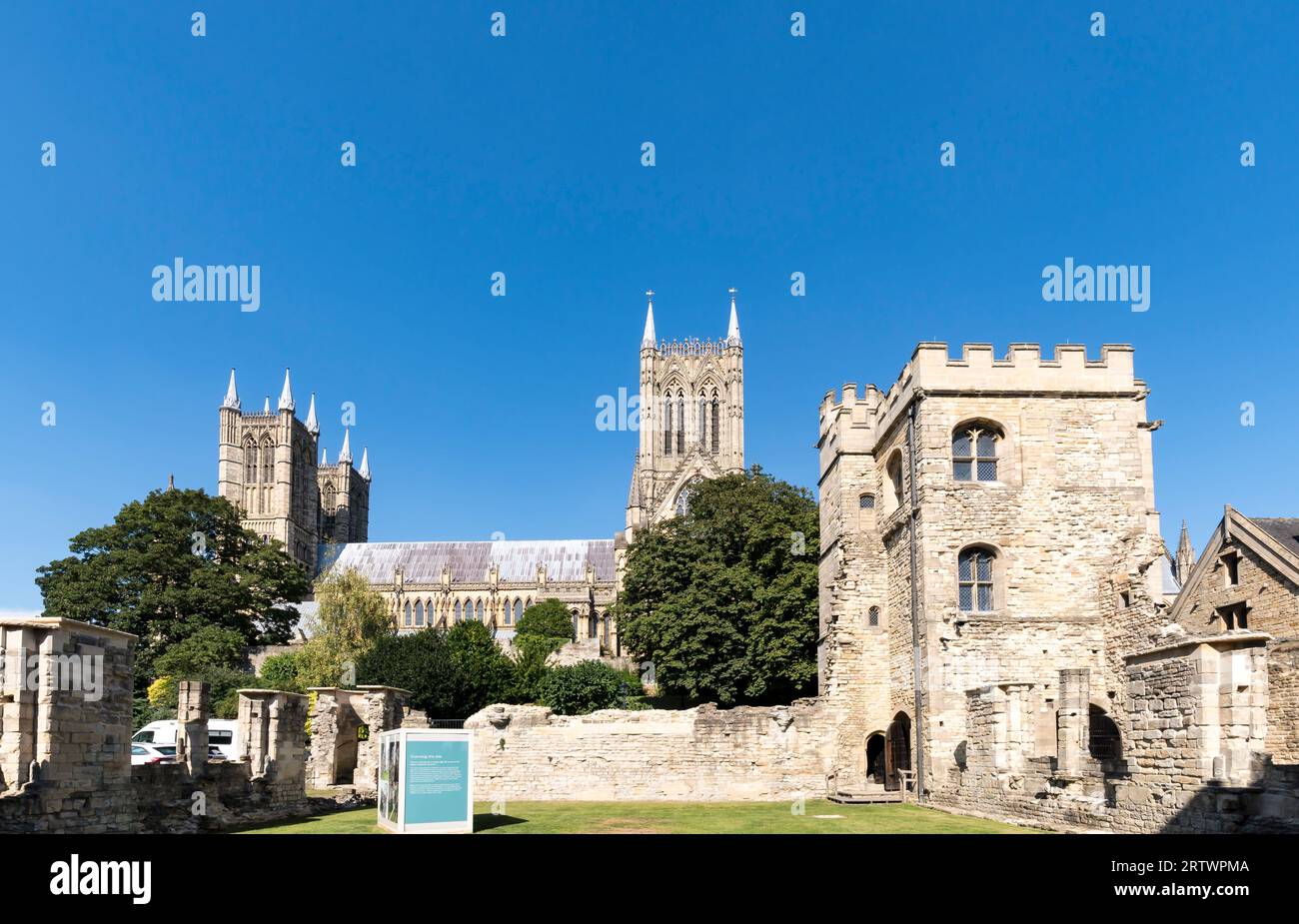 Alnwick tower of medieval bishops castle to the right hi-res stock ...