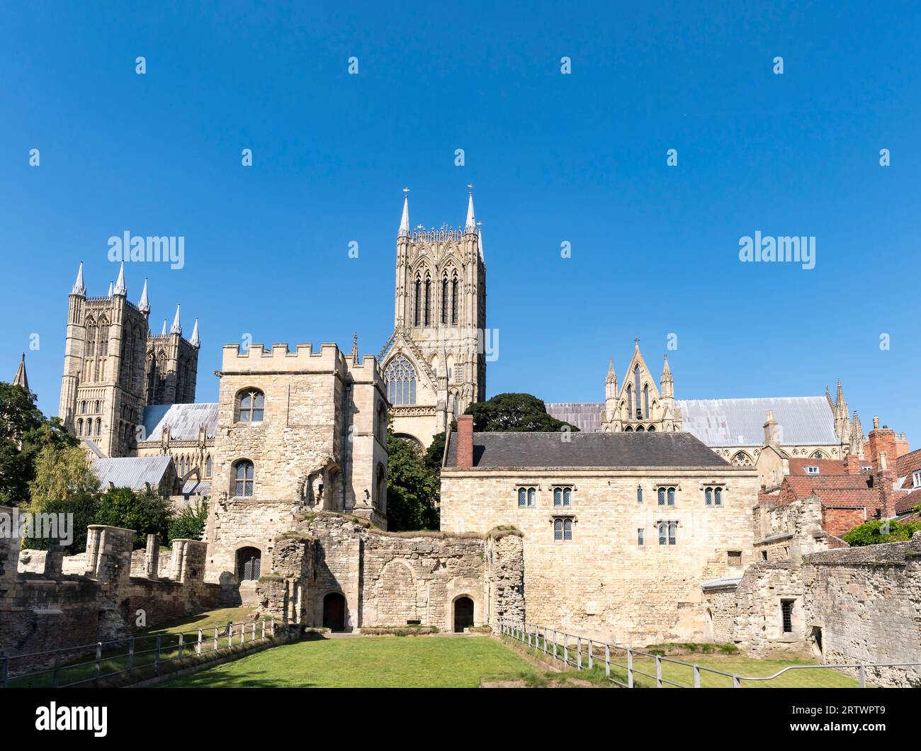 Medieval Bishops Palace with Lincoln cathedral in the background ...