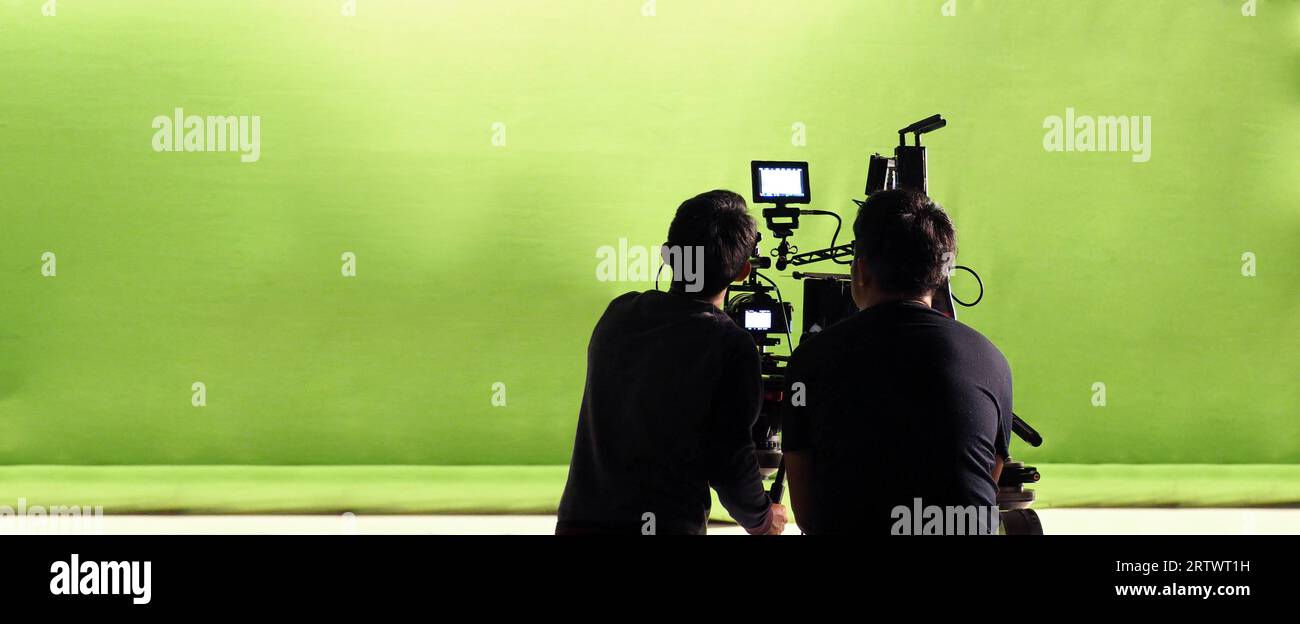 Man filming camera hi-res stock photography and images - Alamy