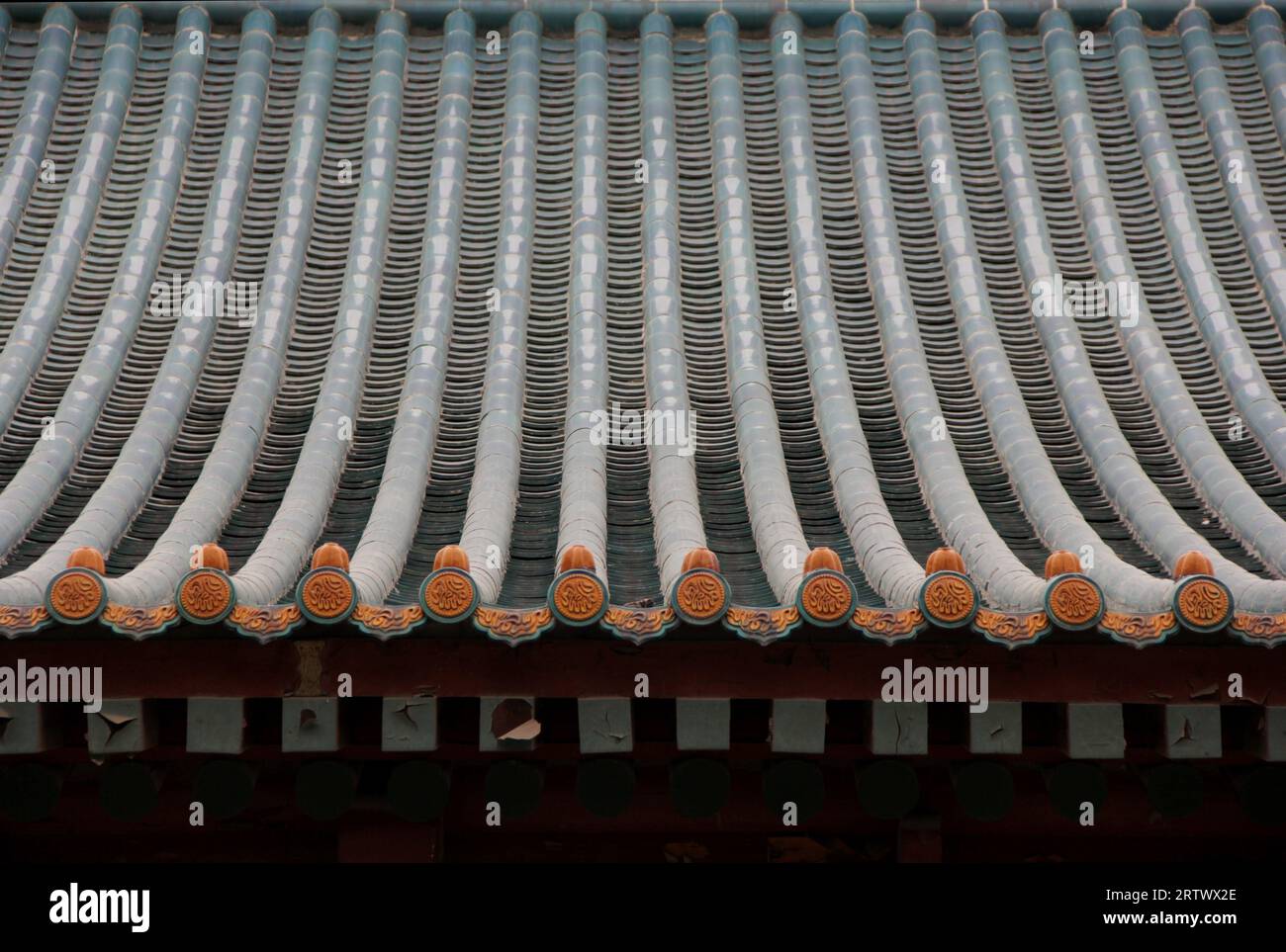 A traditional Korean background with a tile roof Stock Photo - Alamy