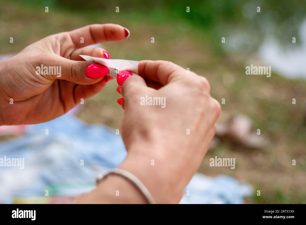 Hand rolling cigarette tobacco hi-res stock photography and images - Alamy