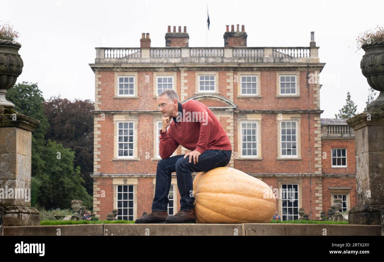 Chirs Parish with his winning 102kg giant pumpkin following the giant ...