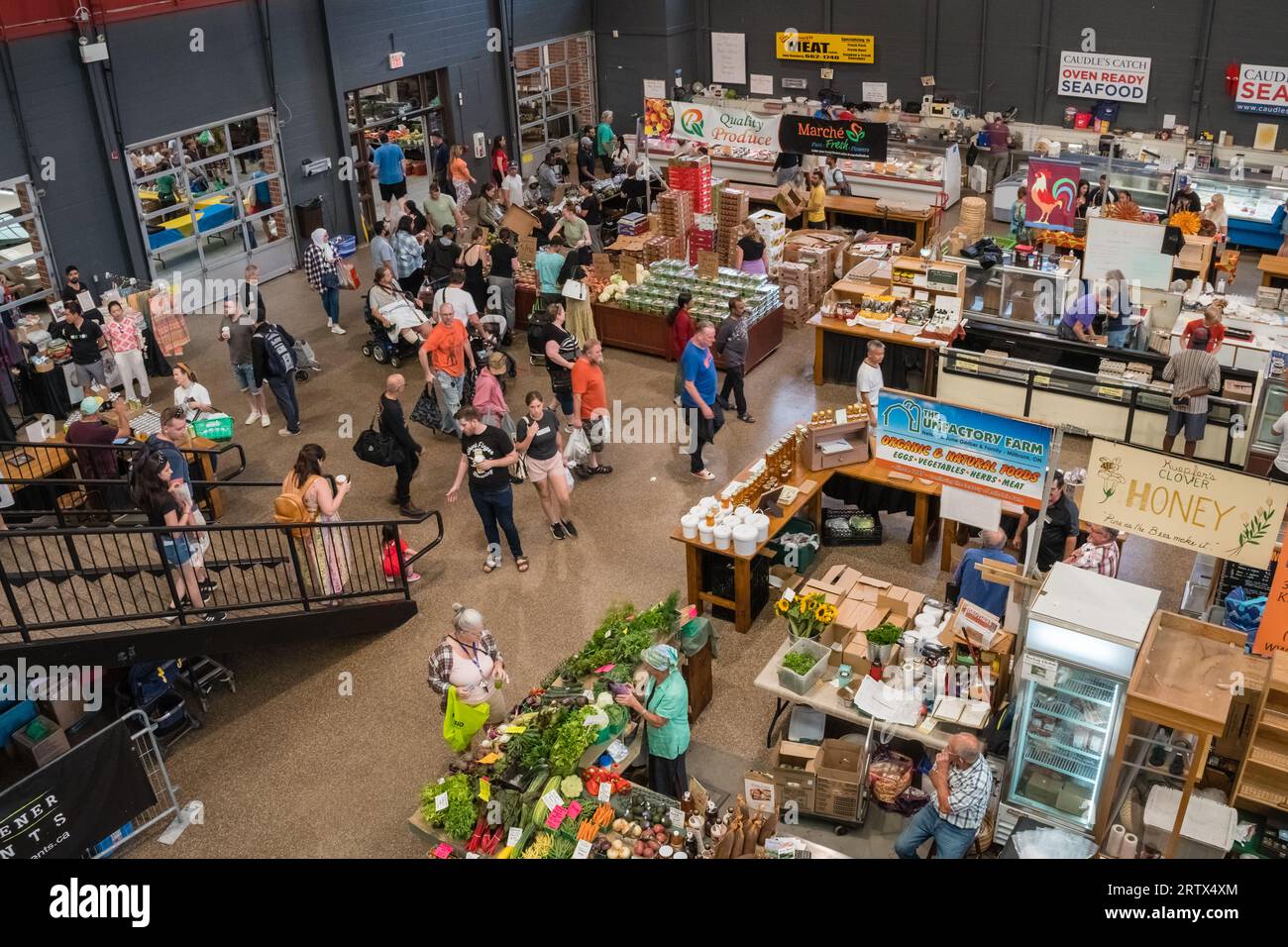 Farmers market on busy hi-res stock photography and images - Alamy