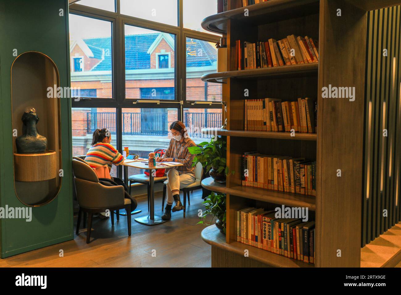 Lady readers hi-res stock photography and images - Alamy