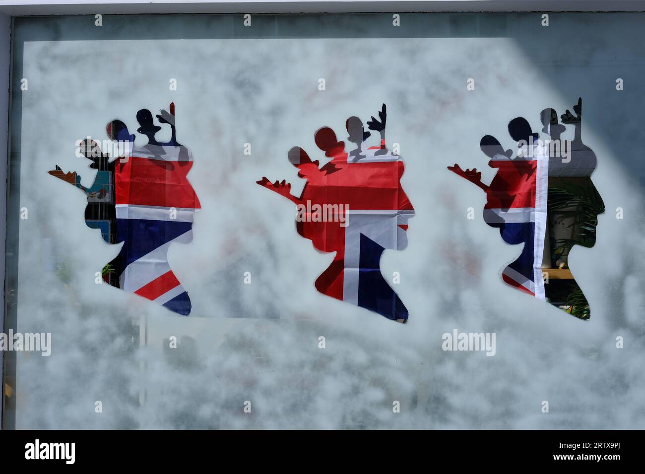 Woman heads silhouette pattern hi-res stock photography and images - Alamy