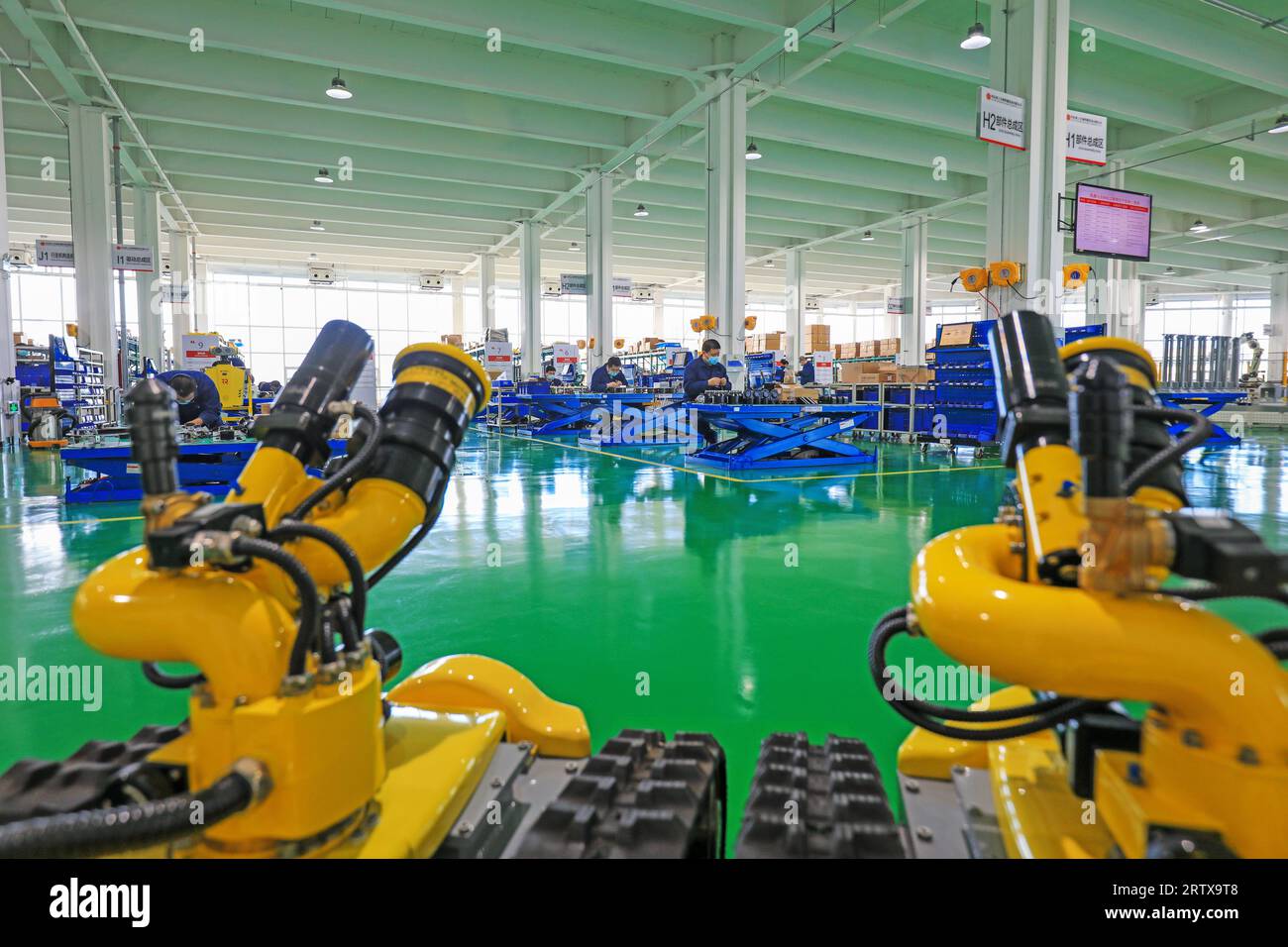 Robot assembly line china hi-res stock photography and images - Alamy