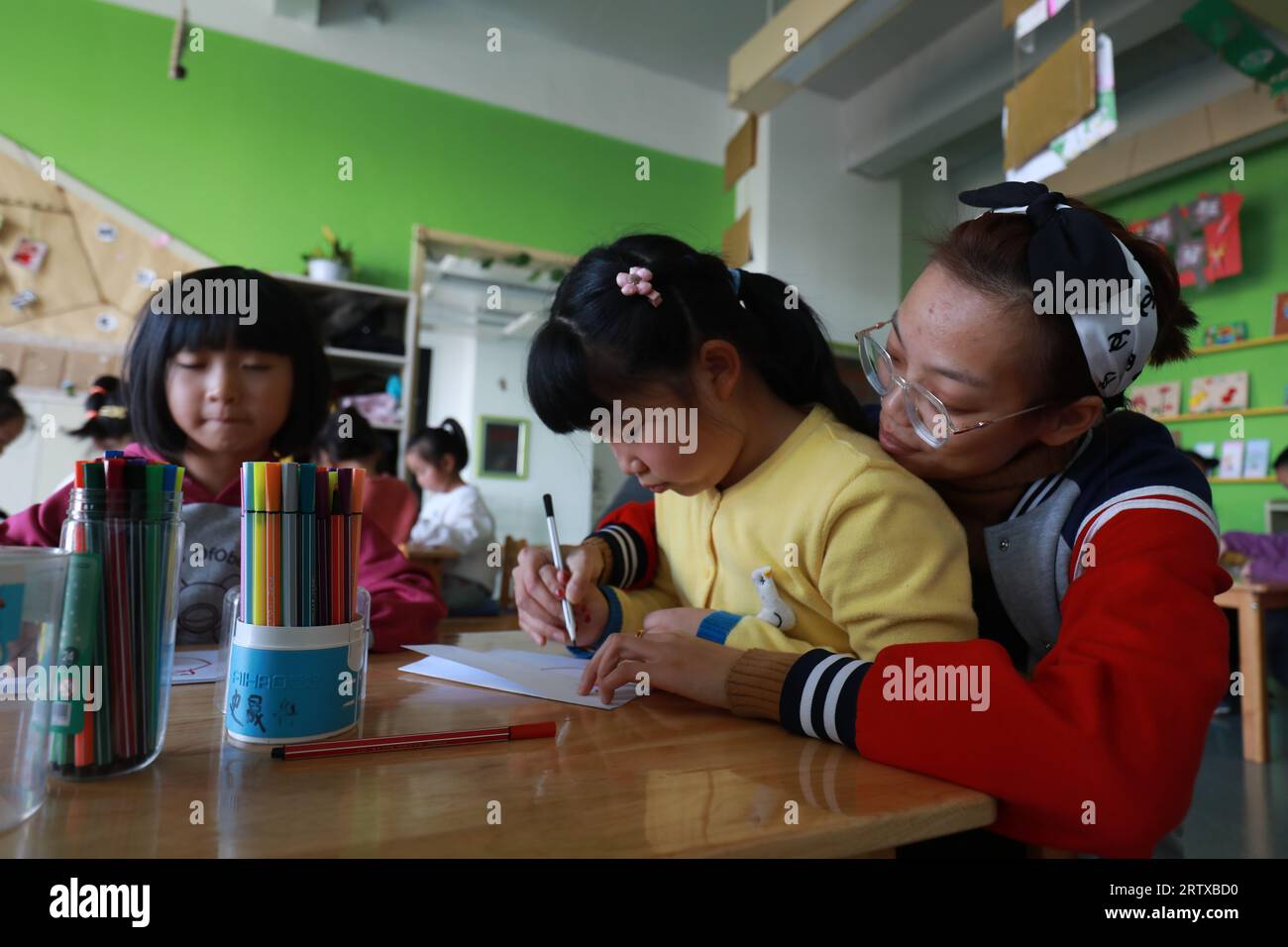 Chinese children painting hi-res stock photography and images - Alamy