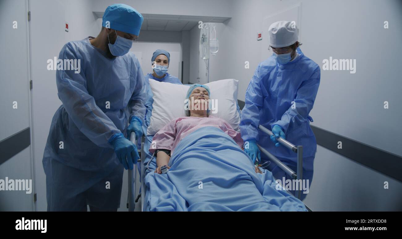 Doctors paramedics push gurney elderly hi-res stock photography and ...