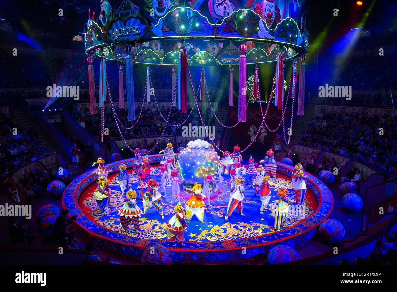 (230915) -- ST. PETERSBURG, Sept. 15, 2023 (Xinhua) -- Artists from ...