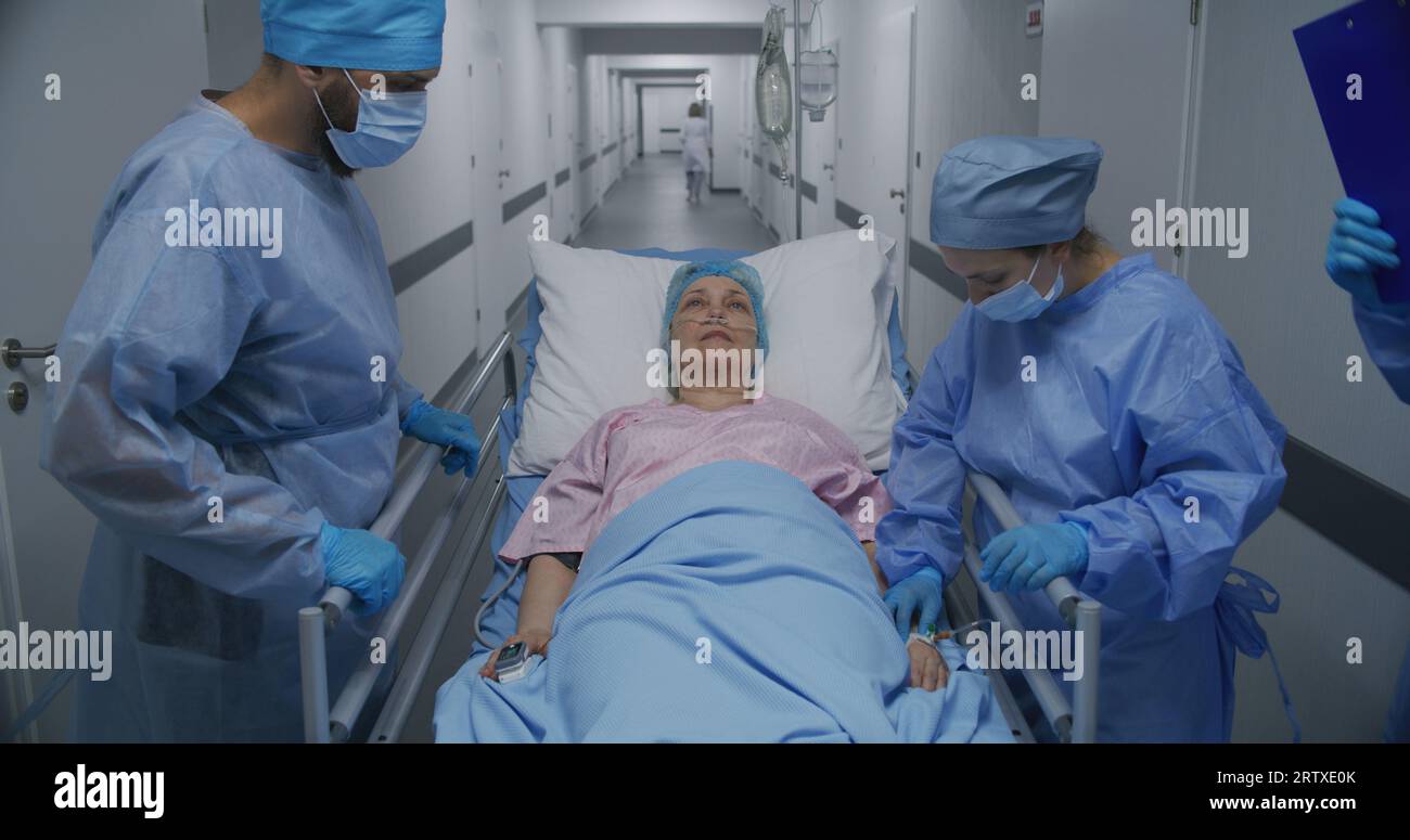 Nurse checks on elderly patient hi-res stock photography and images - Alamy