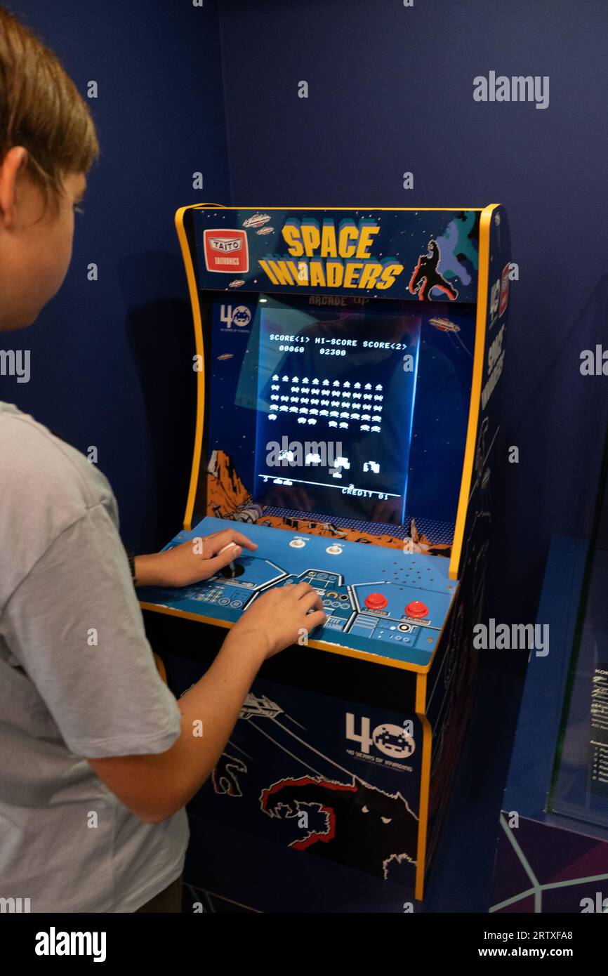Space invaders arcade machine hi-res stock photography and images - Alamy