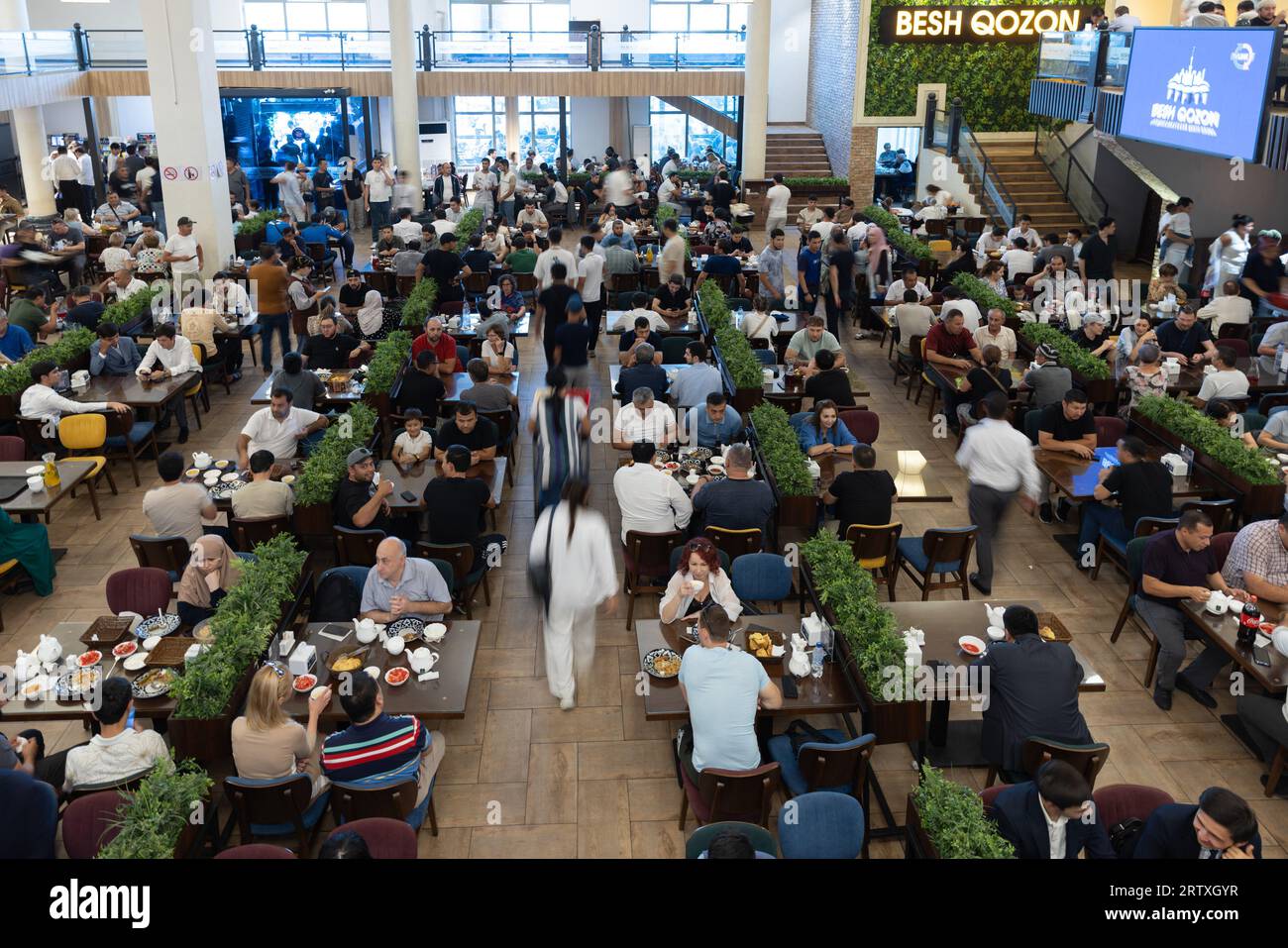 Tashkent, Uzbekistan. 14th Sep, 2023. Customers dine at the restaurant ...