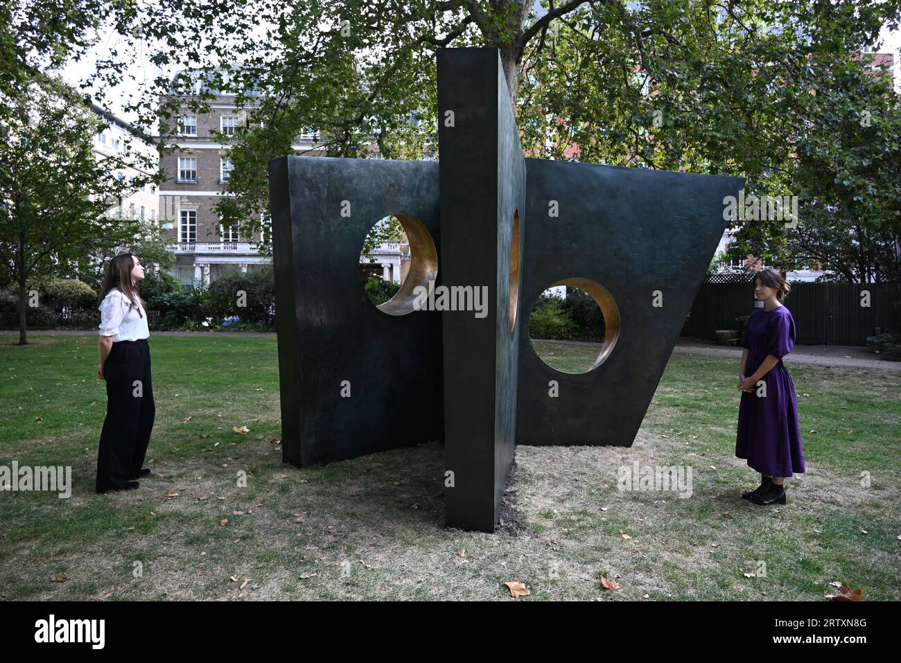 DAME BARBARA HEPWORTH’S THREE OBLIQUES (WALK IN) INSTALLED IN ST JAMES ...