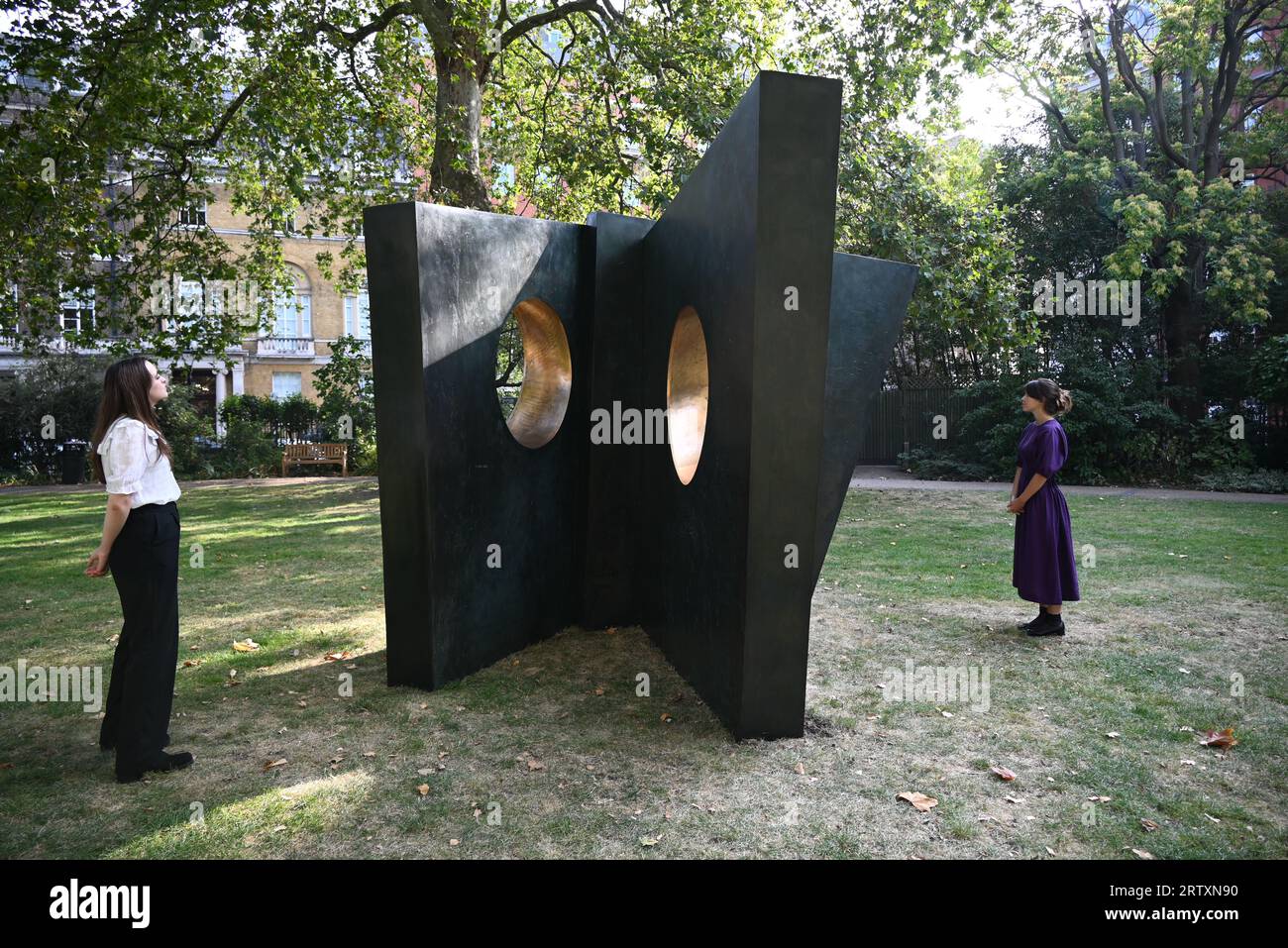 DAME BARBARA HEPWORTH’S THREE OBLIQUES (WALK IN) INSTALLED IN ST JAMES ...