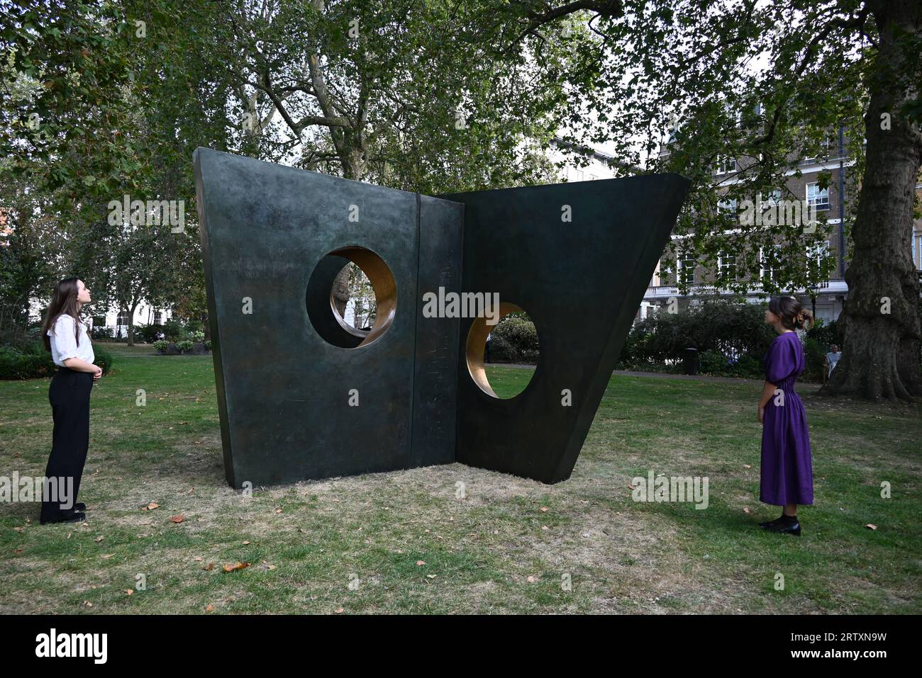 DAME BARBARA HEPWORTH’S THREE OBLIQUES (WALK IN) INSTALLED IN ST JAMES ...