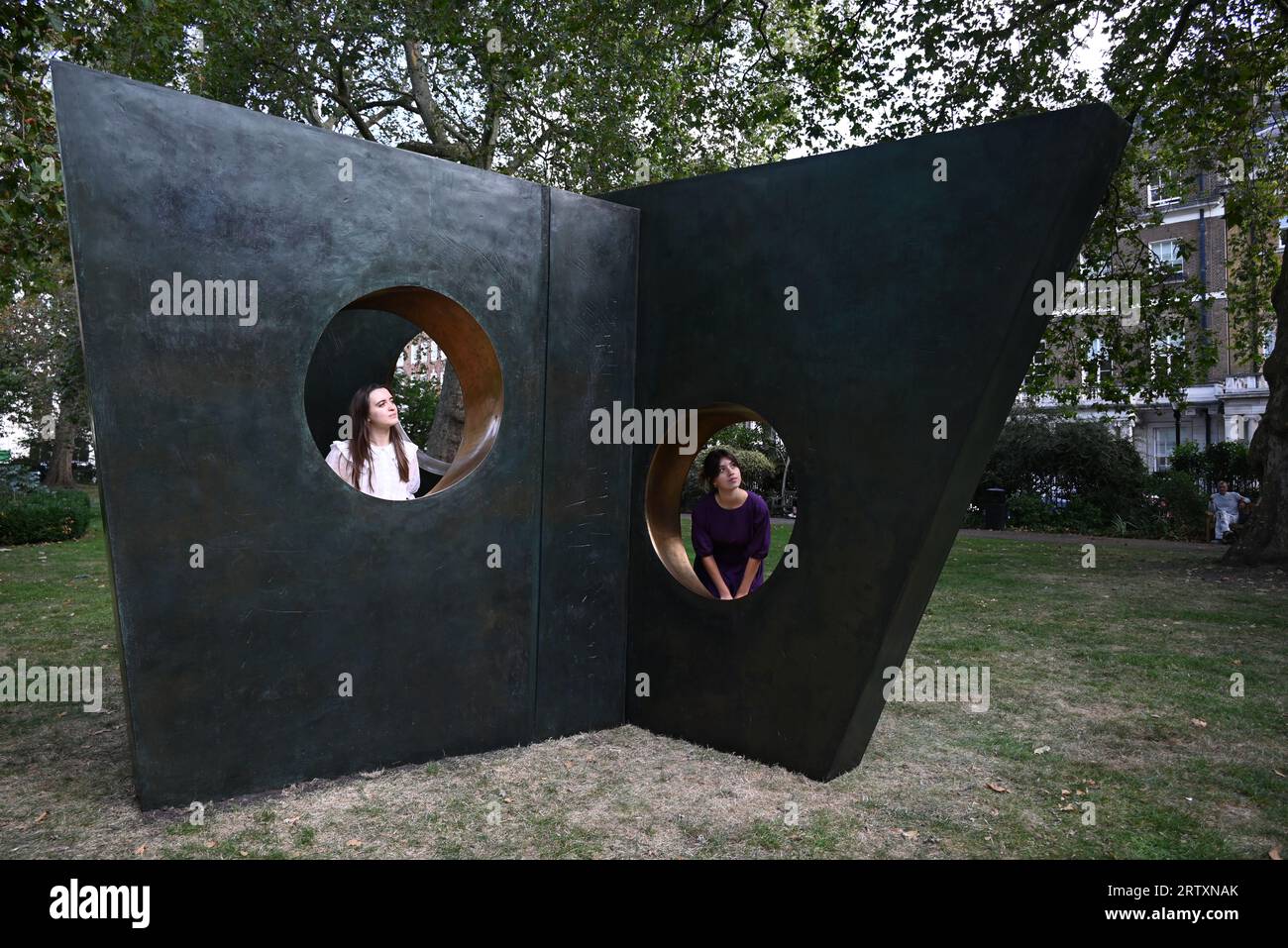 DAME BARBARA HEPWORTH’S THREE OBLIQUES (WALK IN) INSTALLED IN ST JAMES ...